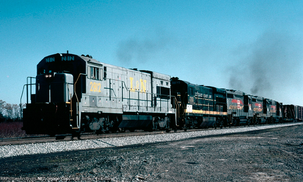 Louisville & Nashville (Seaboard System) U23B #2812 leads 312's Atlanta bound train